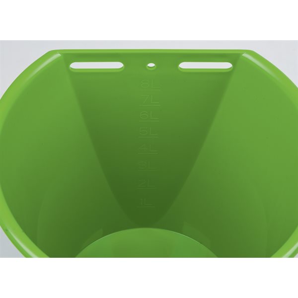 Plastic calf bucket 8 L with hygienic valve